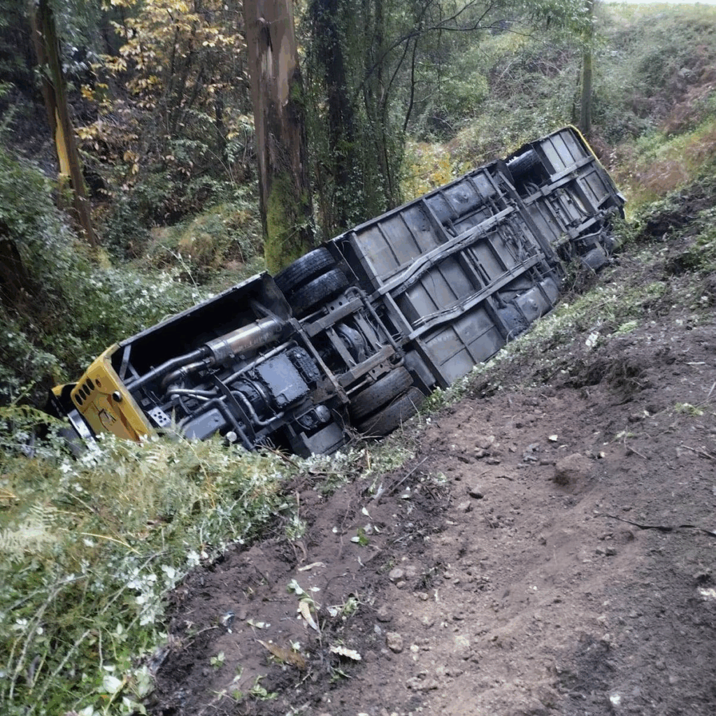 Autocarro despista-se e cai numa ribanceira em Arcos de Valdevez | PressNET